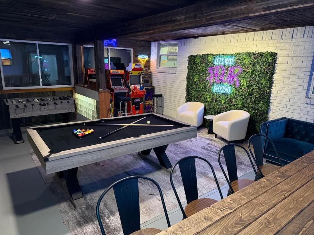 Family Paradise Playhouse includes Pool and Gameroom, Dallas (updated ...