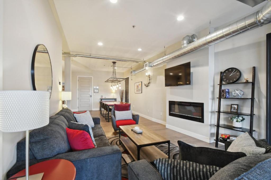 3198 Graffiti & Skyline at RiNo Art Lofts, Denver (updated prices 2025)