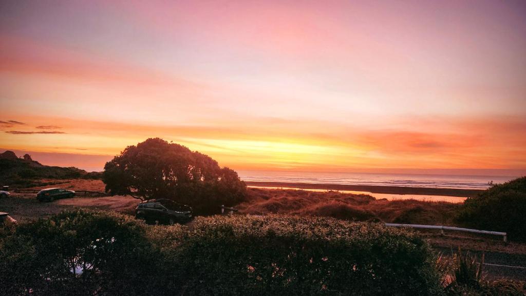 Beachfront Sunset Bach, Piha (aktualisierte Preise für 2025)