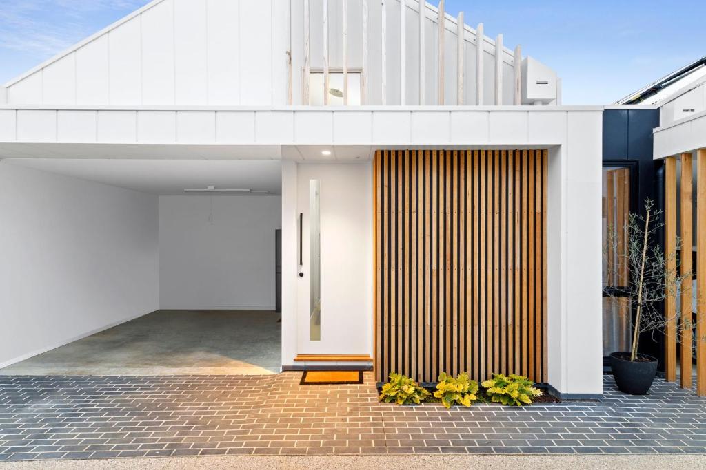 Mod House Ocean Grove- Walk to the shops, cafes, beach and park! Brand ...