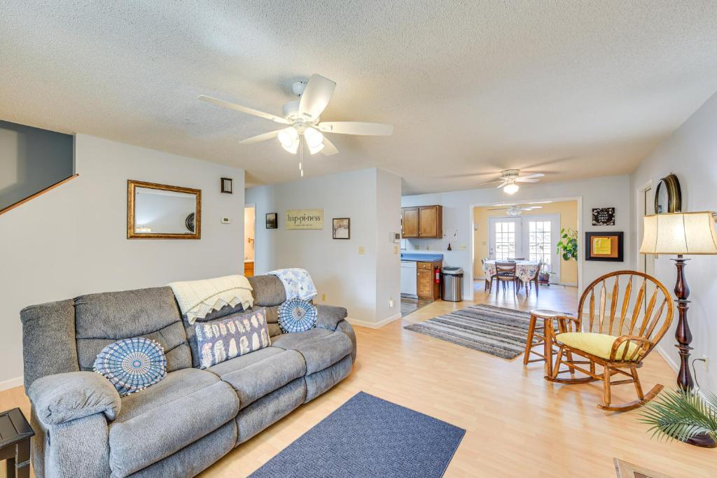 Cozy Couples Getaway with Private Yard in Cameron, Johnsonville ...