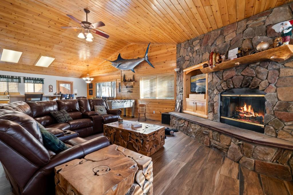 Big Bear Getaway - Log Cabin, Hot Tub, Foosball, Deck, Barbecue, Big Bear City (updated prices 2025)