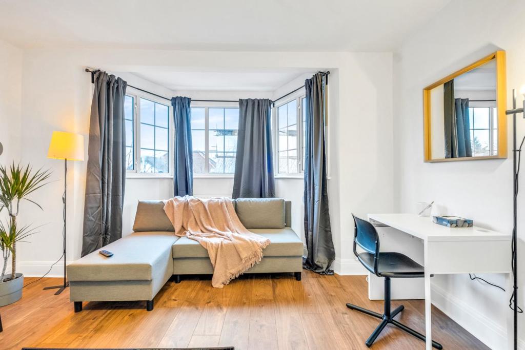 Professionals Choice - 6 flats each with private Kitchen and Bathrooms ...