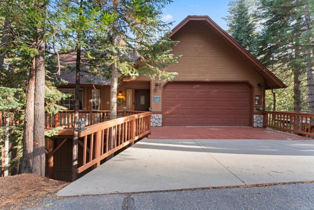Arrowhead Treehouse Delight and Theater & Game Room!, Lake Arrowhead (precios actualizados 2025)