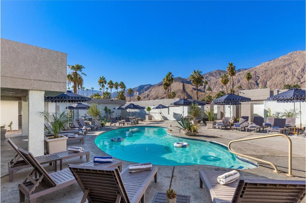 Casa Oliver Hotel & Resort - A Men's Clothing Optional Resort in Palm ...