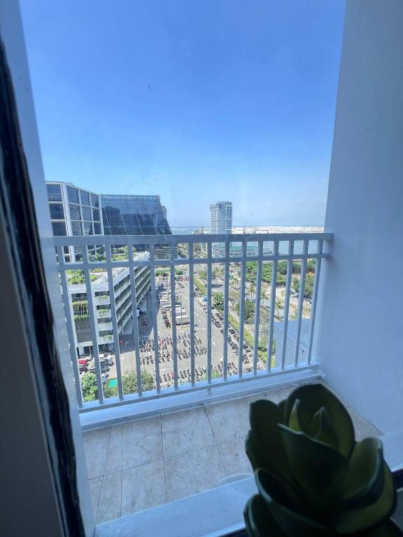 Unistay SHORE Residence w Balcony Amazing Manila Bay view near MOA ...