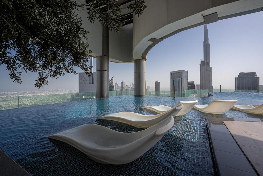 Paramount Midtown - fullBurj Khalifa View with rooftop pool, Dubai ...