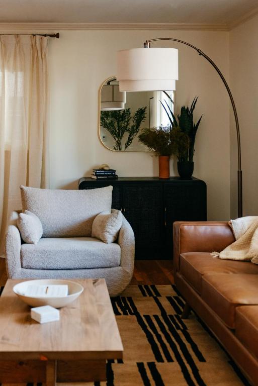 Large Designer Home - 6 Bed-4 Bath - Emory,CDC,CHOA, Atlanta (updated ...