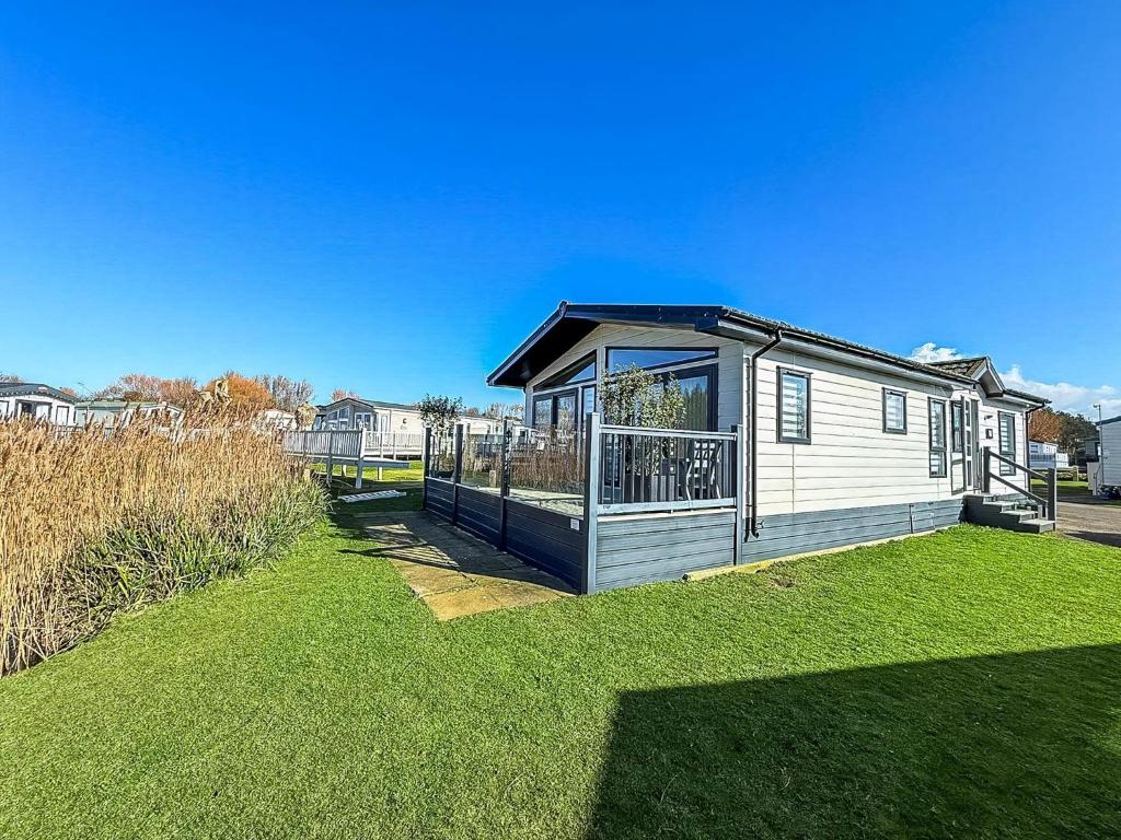 Stunning 6 Berth Lodge With Decking At Manor Park In Hunstanton Ref ...