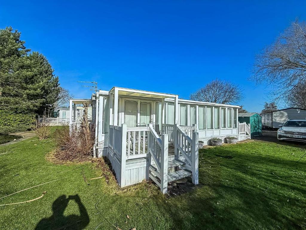 Lovely Caravan With Large Decking At Southview Holiday Park Ref 33108S ...