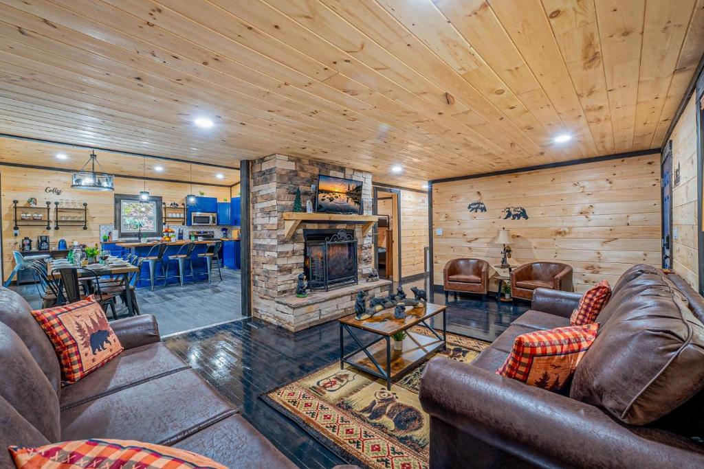 Bear Paradise Cabin with Hot Tub, Mini Golf, Court, Games & free EV ...