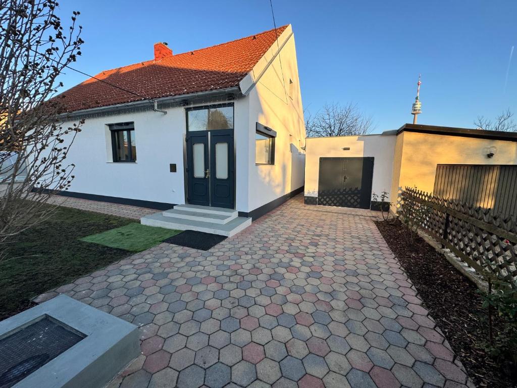Villa in Vienna in perfect Situaton near VIC and Donau Park with Pool ...