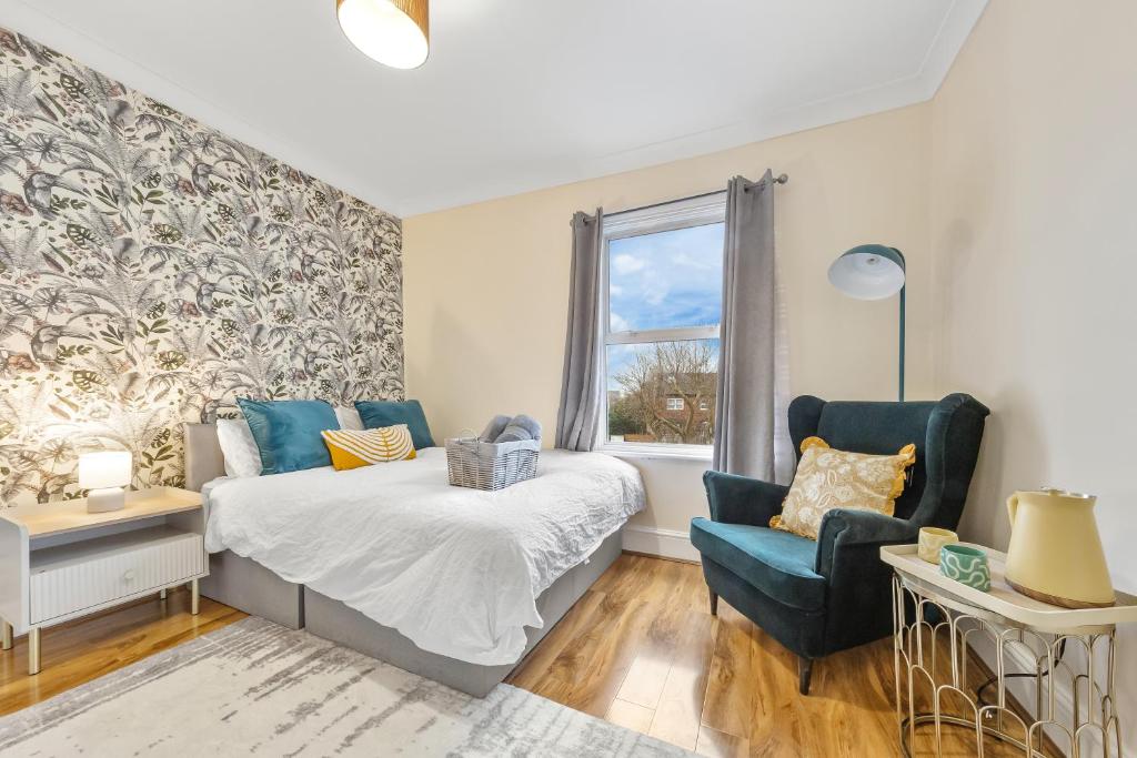 Classy Shared Home With Private Bedroom Near Tube - Bedroom3, London ...