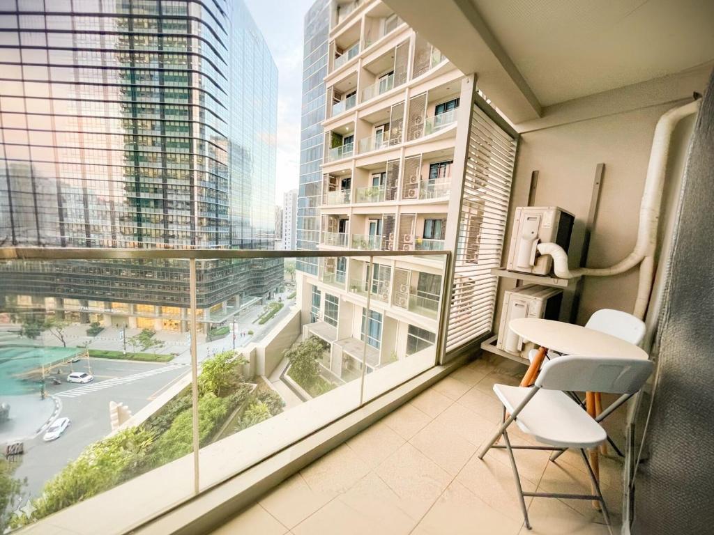 Elegant BGC Condo Across Mitsukoshi Mall #upt27p, Manila (updated ...