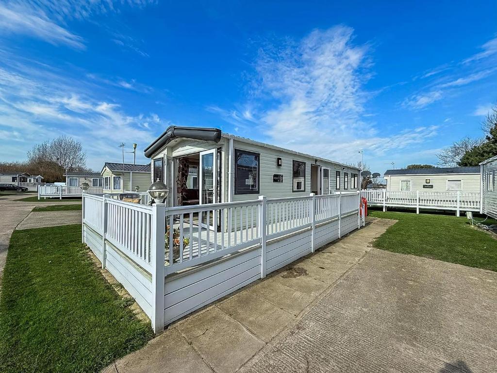 Gorgeous 6 Berth Caravan With Decking And Wi-Fi At Broadland Sands Ref ...