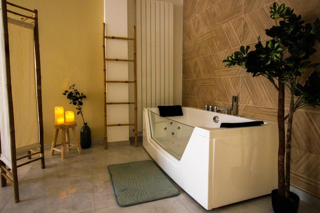 FOCH Cocon Romantique avec Spa à deux pas des vagues, Antibes (updated prices 2025)