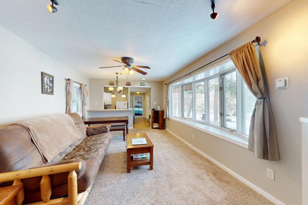 Catfish Cove - 2BR Cabin, Eagle River (updated prices 2025)