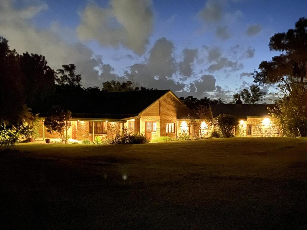 'Painted Gecko' Luxury Bush Retreat - Near Sydney, Kenthurst (updated ...