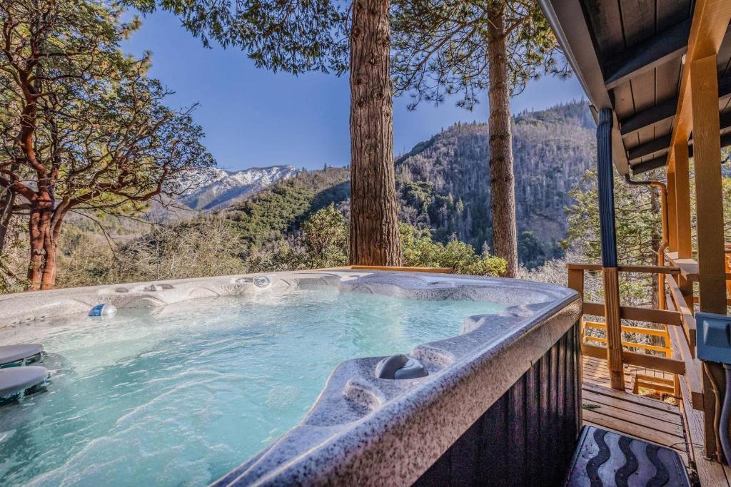 River Haus Sequoia | Hot Tub+New+King Beds+Views!, Camp Nelson (updated ...