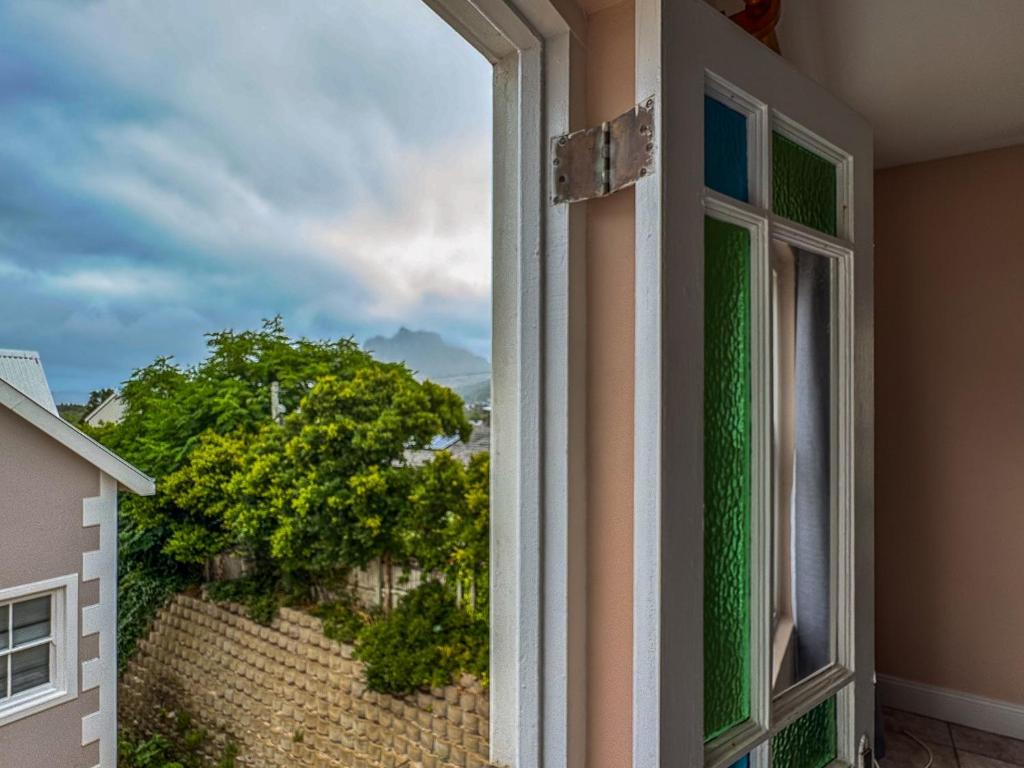 Hout Bay affordable family duplex 7p, Hout Bay (updated prices 2025)