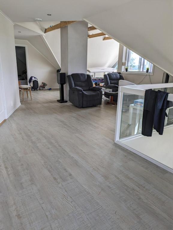 Large house 5 bedr 2 full baths Near trainst, Rotnes (updated prices 2026)