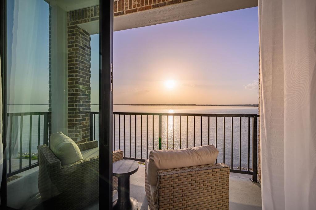 Luxury Lake House Retreat in Rowlett, Rowlett (updated prices 2026)