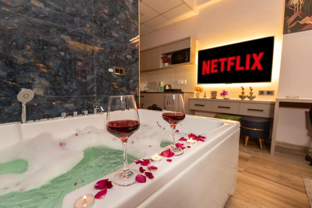Jacuzzi & Big Screen By Buddies Home, Greater Noida (updated prices 2025)