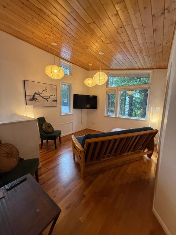 Ravens Nest Tranquil Forest Suite 5 min to Downtown Arcata with ...