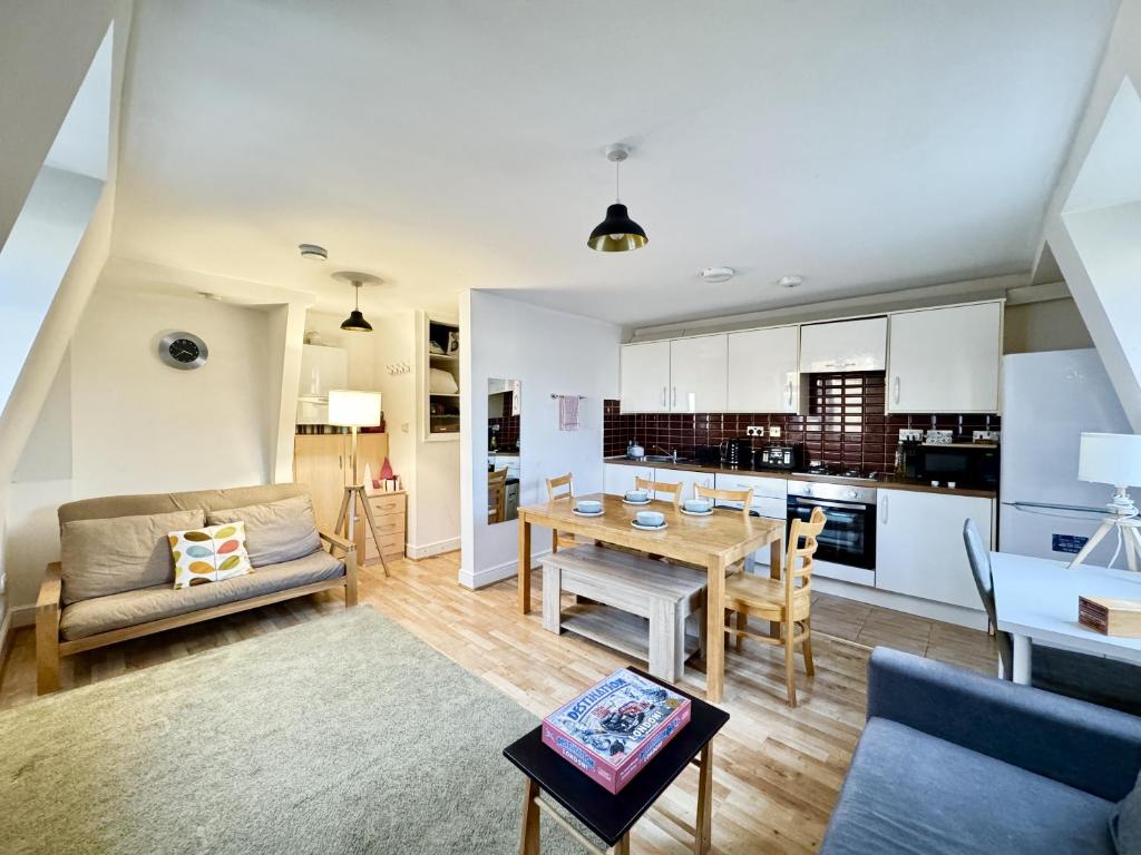 Comfortable Flat for Group Getaway Near King's Cross and Camden Town ...
