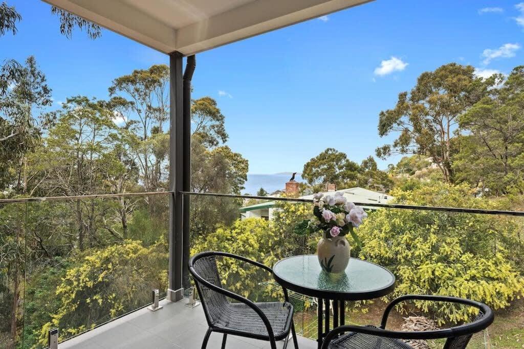 The Treetops Nest Apartment-self contained, Taroona (updated prices 2025)