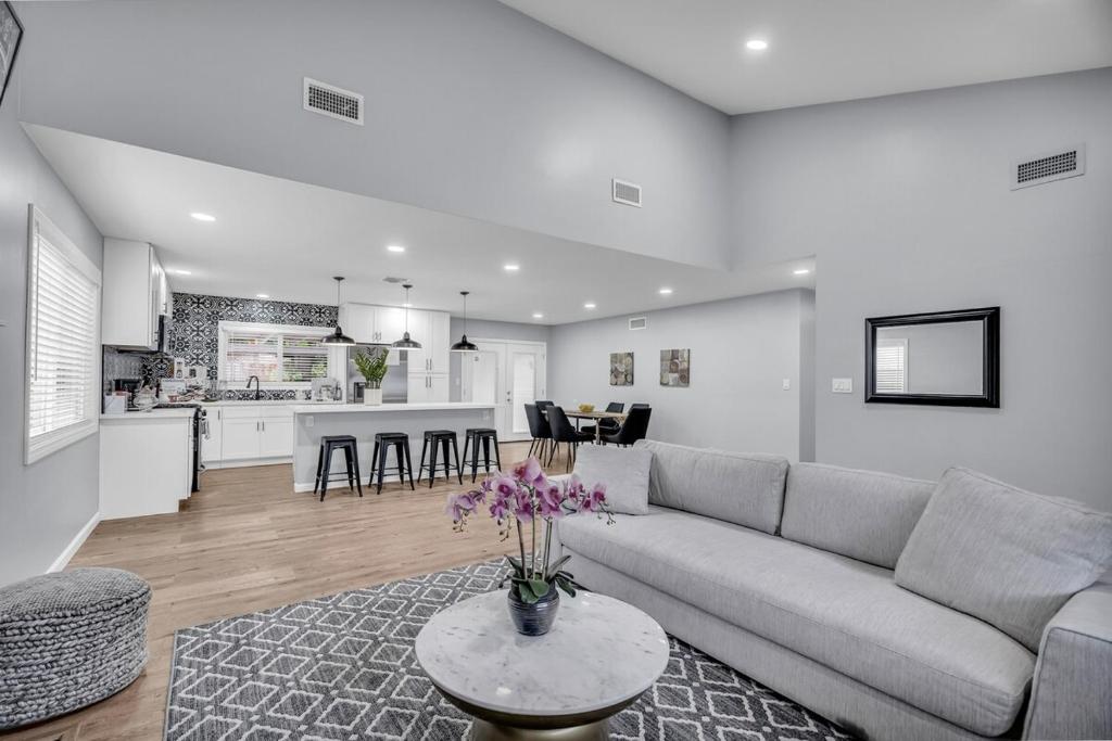 Simi Valley 4BR 3BR Modern Home Dedicated Work High Speed internet ...