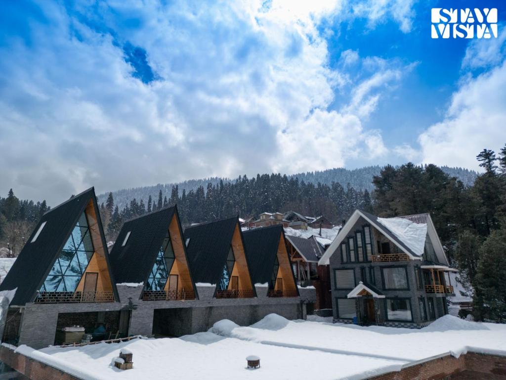 StayVista's Frozen Fall at Frostflare Cottages - Jacuzzi, Gulmarg ...