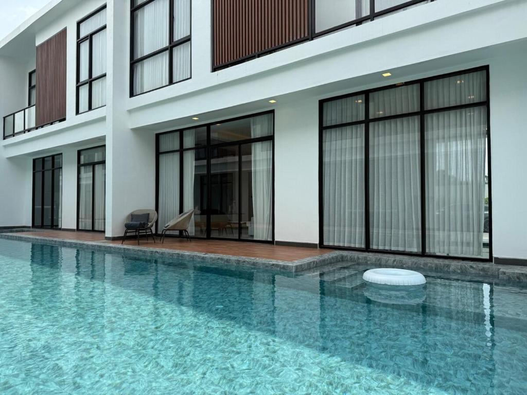 Unique Beach Style 3 Bedroom Villa with Mega Pool, North Pattaya ...