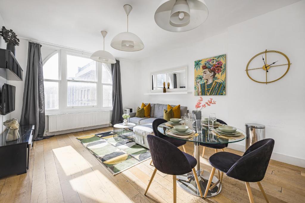 Great Eastern 2 by Artsy, London (updated prices 2026)