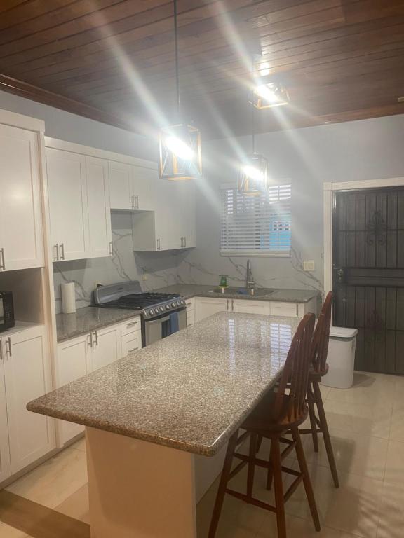 Mount Thompson, Nassau (updated prices 2025)