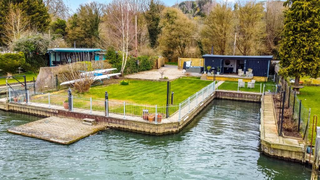 River cabin & Mills Cottage, Henley on Thames (updated prices 2026)