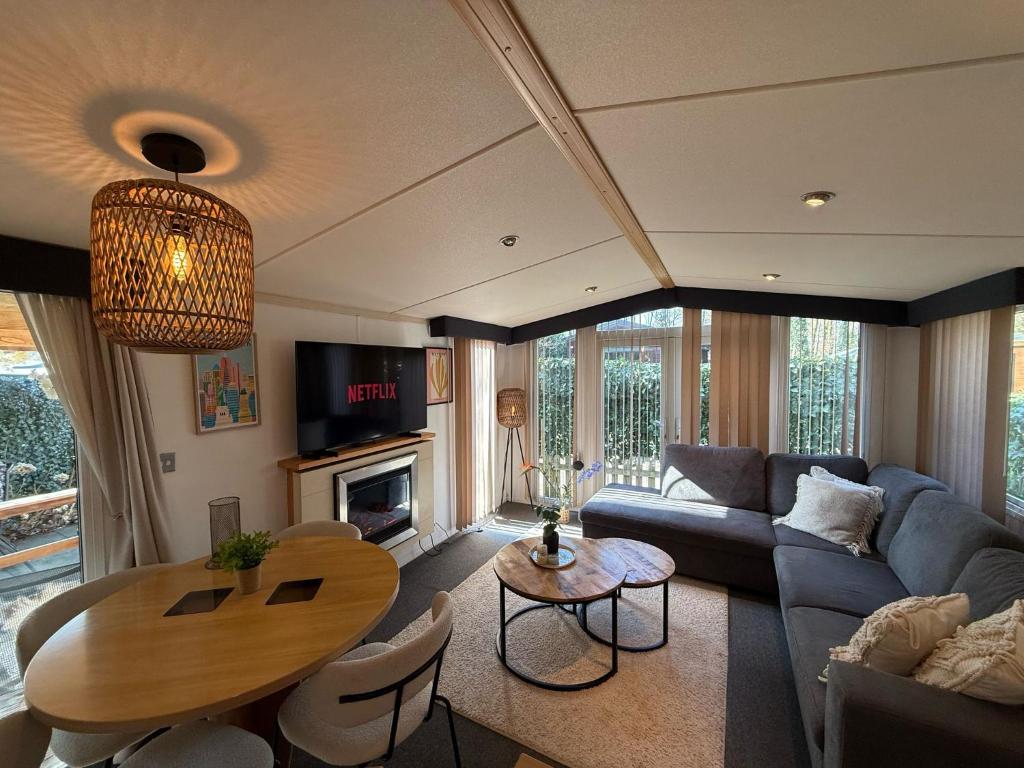 VELUWE CHALET HOENDERLOO Private Jacuzzi, Park Swimming Pool and ...