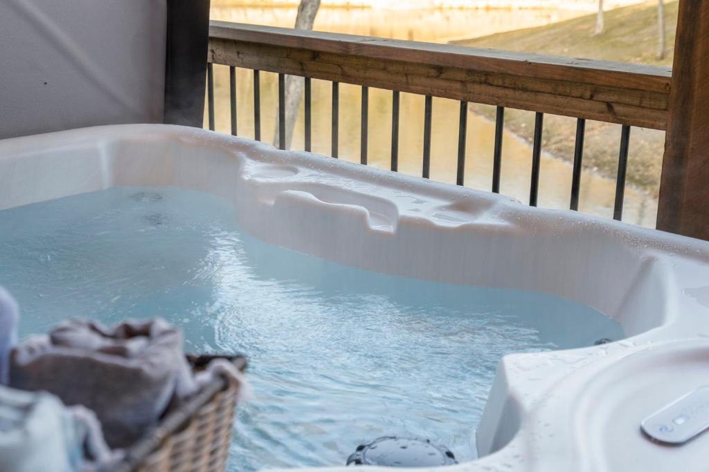 Cozy New Cabin w Free Local Attraction Tickets-Private Hot Tub ...
