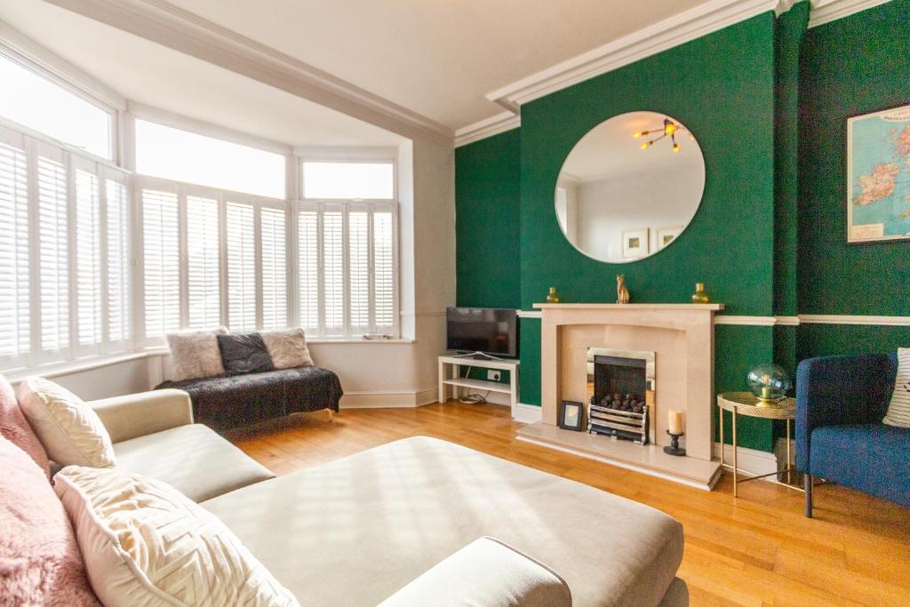 Charming Getaway - 3BR Home in the Heart of Chester, Christleton ...