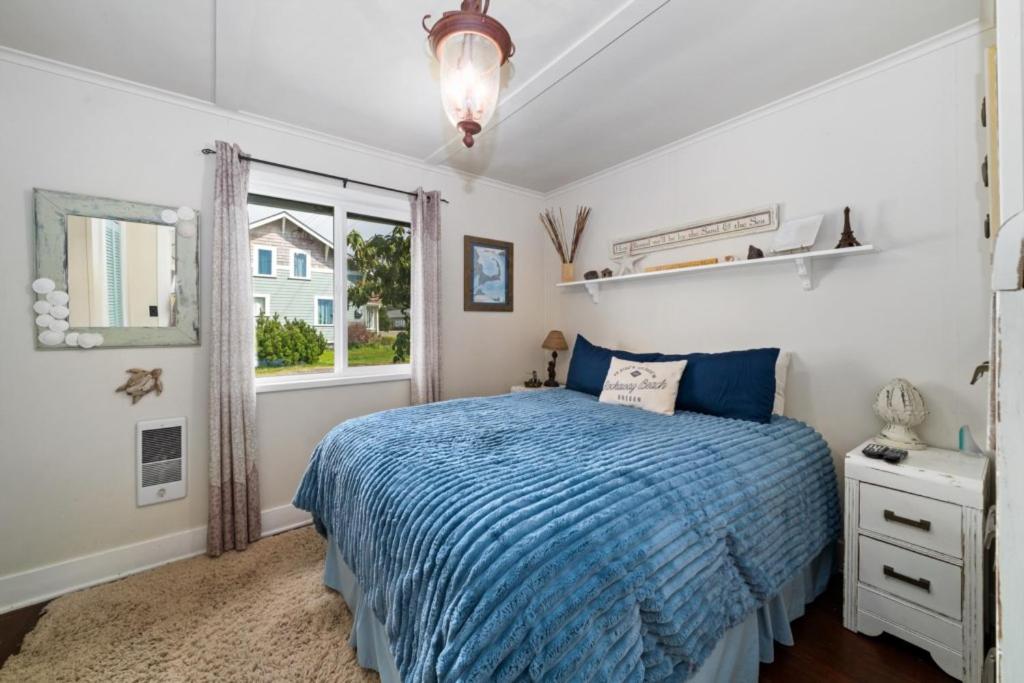 Walk to Beach! Coho Cottage w Deck & BBQ Grill, Rockaway Beach (updated ...
