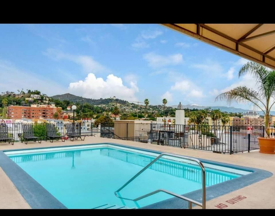 Chic Hollywood Retreat 2Bed Rooftop Pool with Iconic Views, Los Angeles ...
