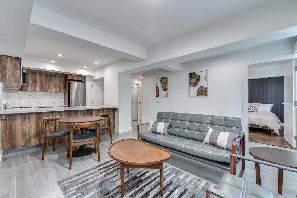 Elegant Downtown Spacious Apartment with Bright and Stylish Interiors ...