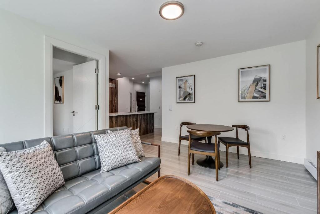 Stylish 2-Bedroom Escape with Designer Interiors, Vancouver (updated ...