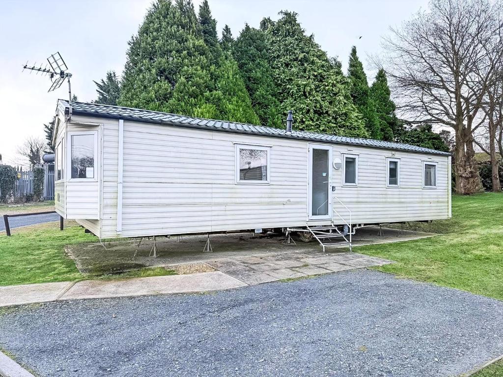 Lovely Caravan At Lower Hyde Holiday Park, Isle Of Wight Ref 24001G ...