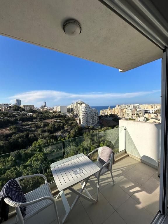 House with sea views in the city center, St Julian's (updated prices 2025)