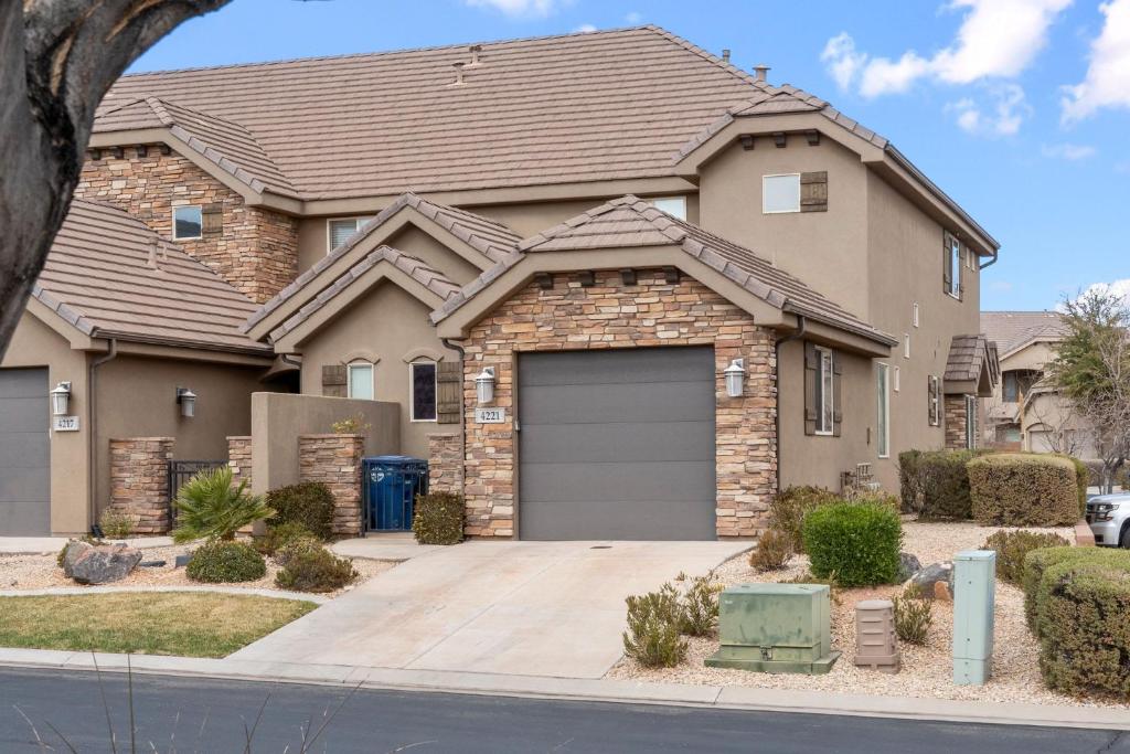 Dixie Red Rock Retreat l Spacious & Stylish Getaway, Washington ...