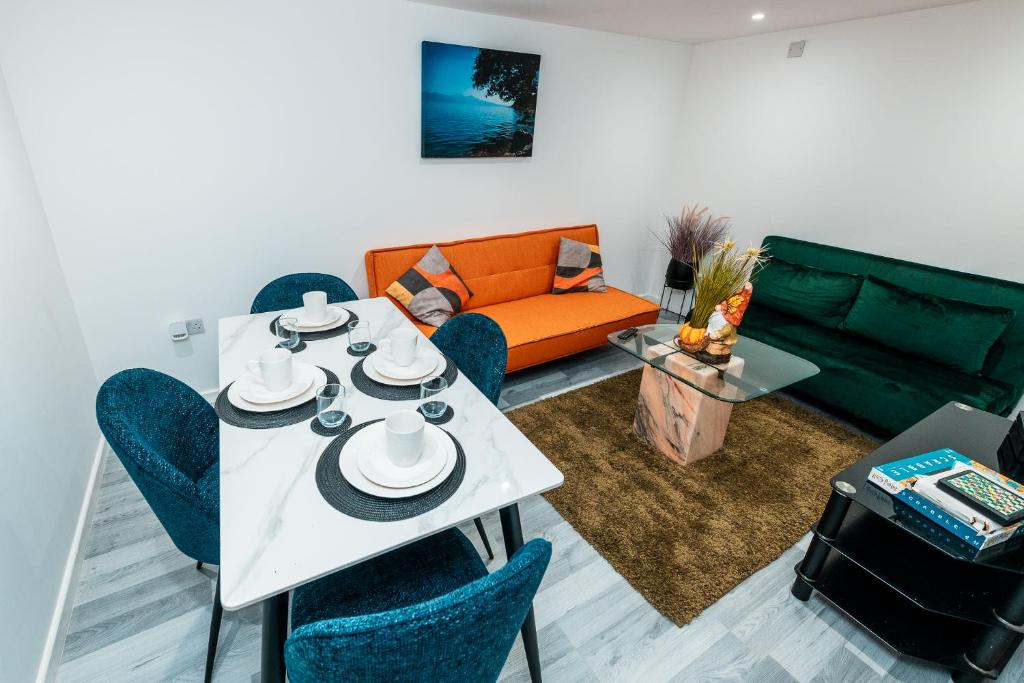 Stylish and New Urban 2 bedroom Flat in leafy Sale Trafford close to ...