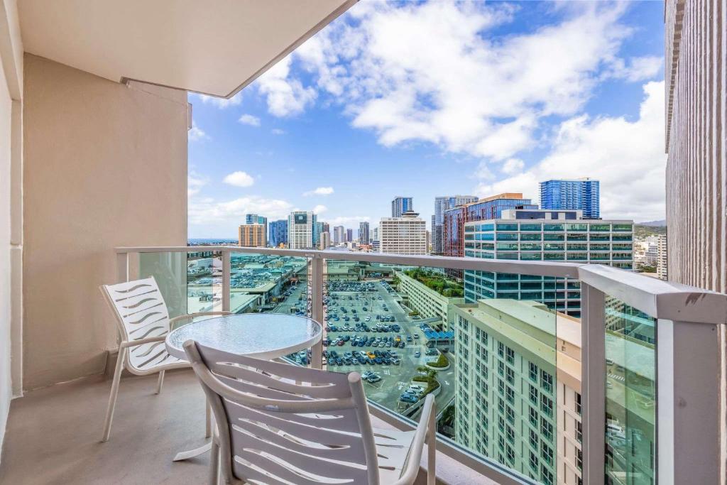Newly Renovated Top Floor Balcony, Honolulu (updated prices 2025)