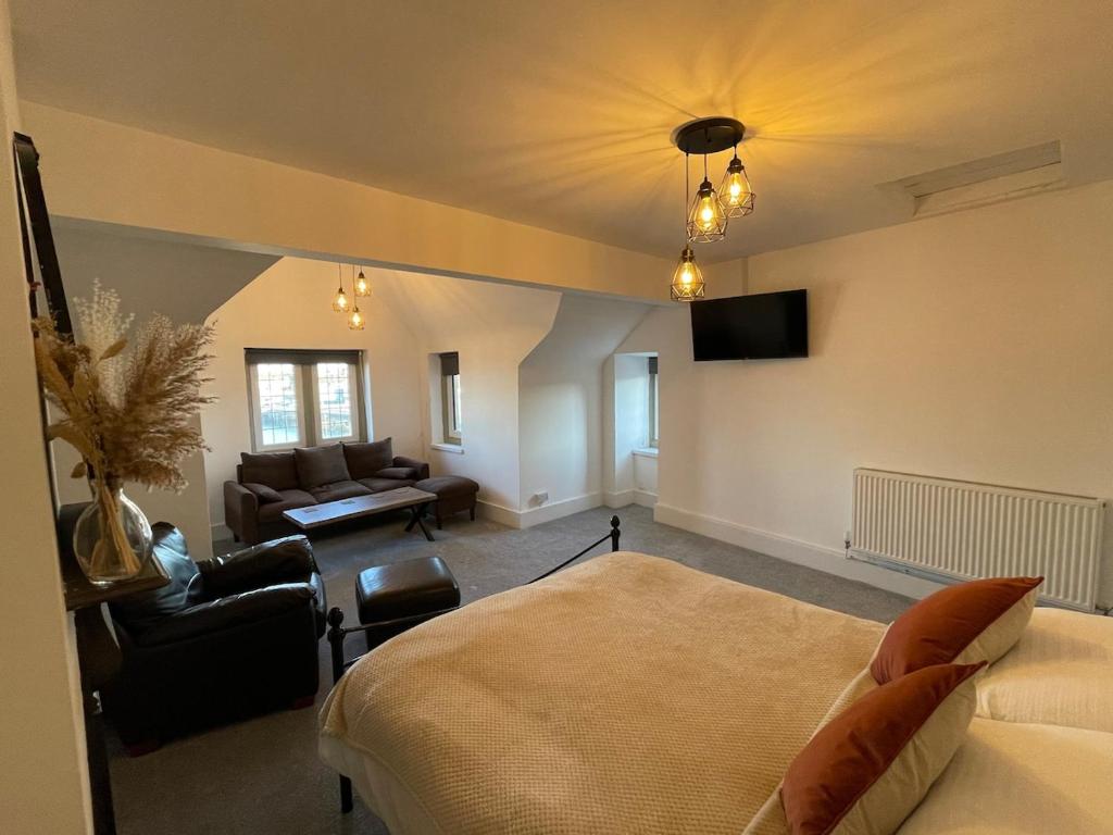 Upper Harbour Watch, Holyhead (updated prices 2025)