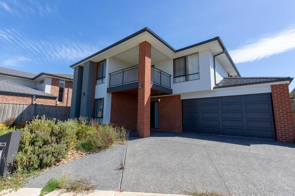 Spacious Double Story Family House with Amazing City Views, Point Cook ...